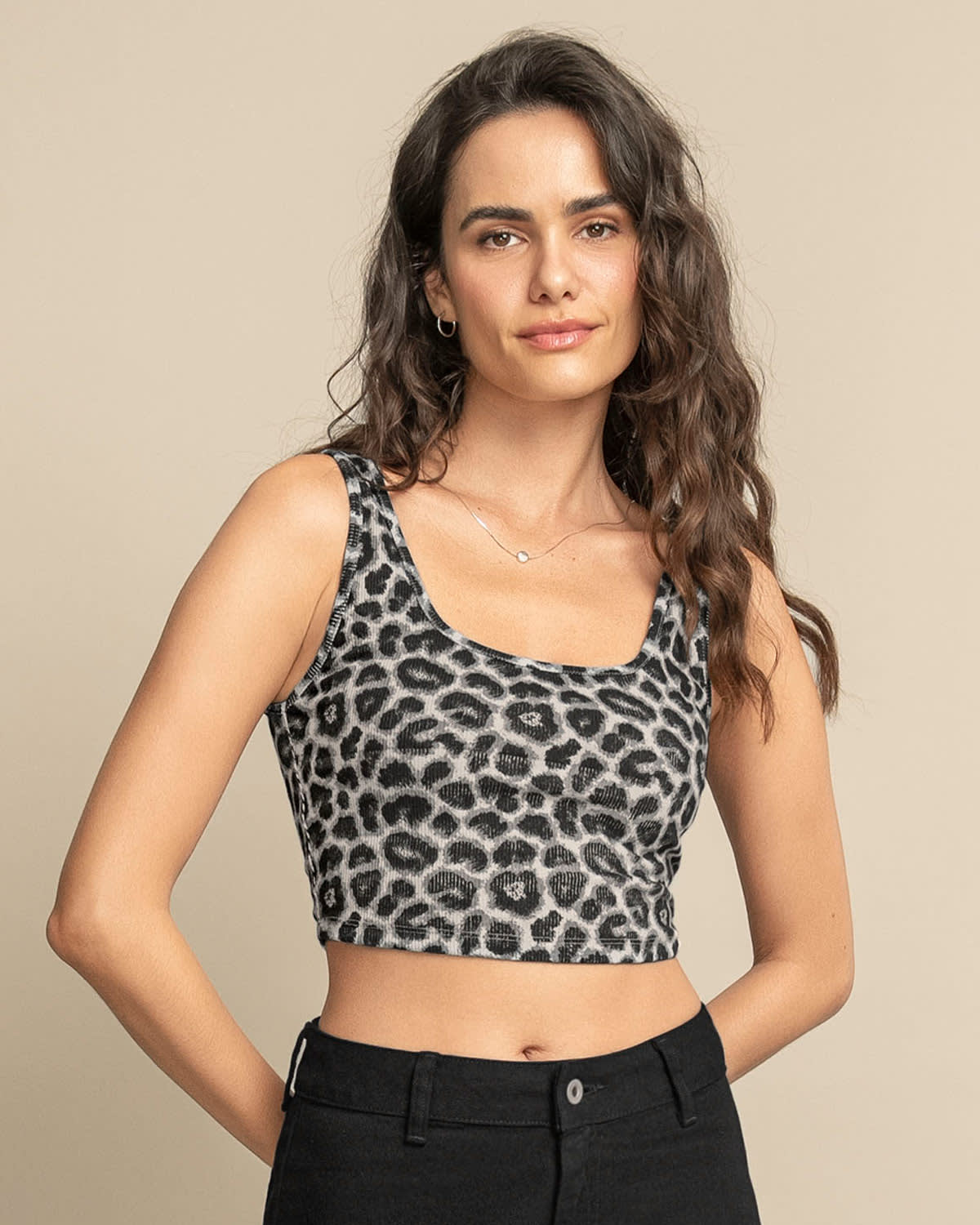 Camiseta manga sisa crop top en tejido acanalado | Leonisa Ecuador